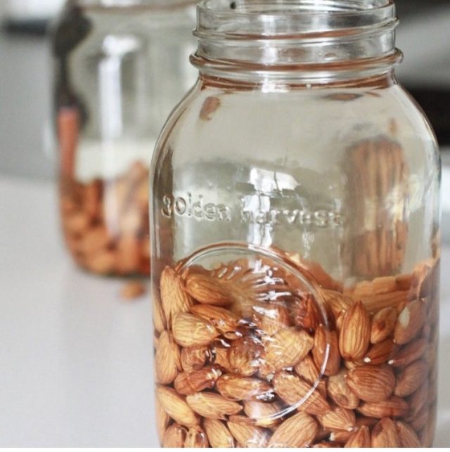 5 Minute Almond Mylk Recipe - Jodiebees